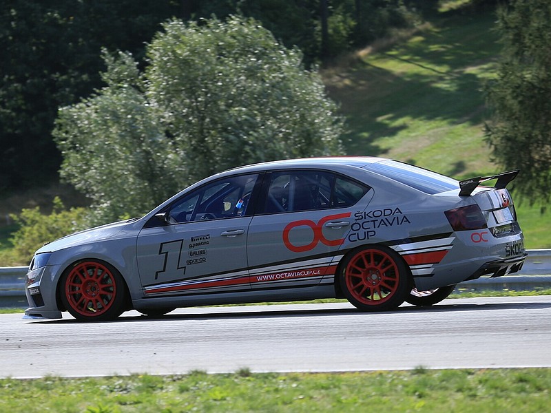 Škoda Octavia RS na závodní tratě | autoweek.cz